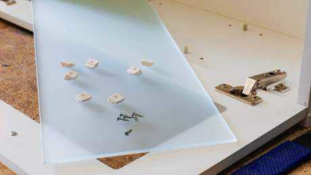 玻璃怎么钻孔?钻头一碰,玻璃就碎了怎么办?学会这招,轻松钻孔