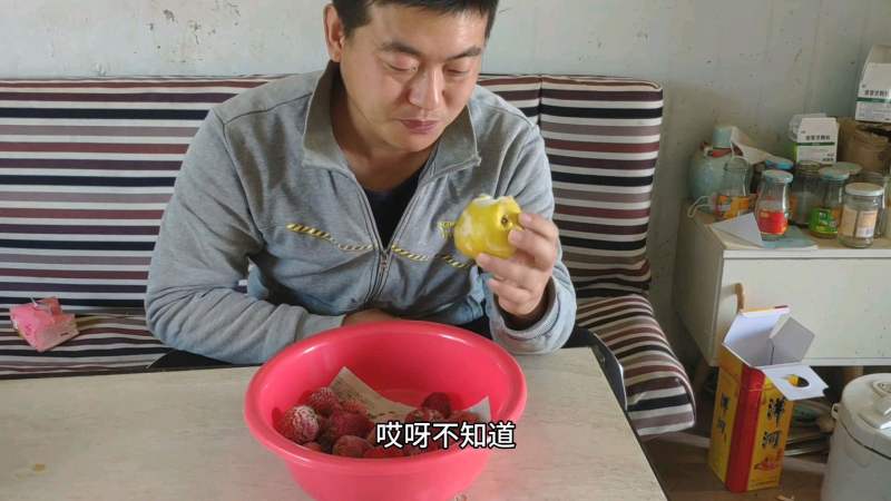 没吃过东北冻梨,在冰箱冻了尝尝,顺便冻点草莓
