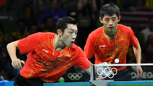 世乒赛最强四人马龙樊振东许昕张继科这球亮了,都躲桌子底下