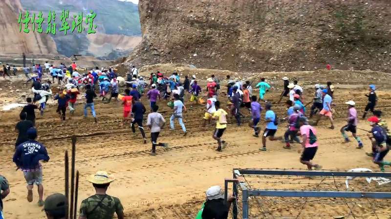 翡翠矿山实况,缅甸翡翠矿区人手一把锄头,向着梦想而奔跑