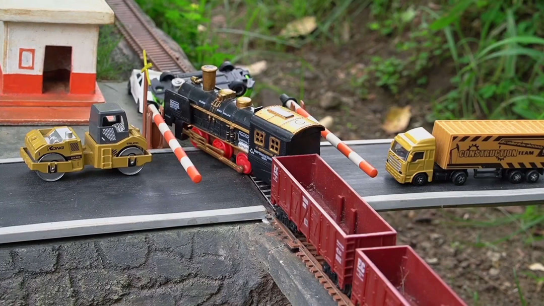 超能挖掘机救援队 第41集 蒸汽小火车在铁路道口撞上汽车