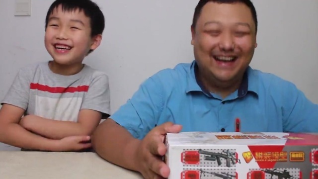 搞笑父子试玩"武器模型"经常吃鸡的你喜欢用哪一款呢