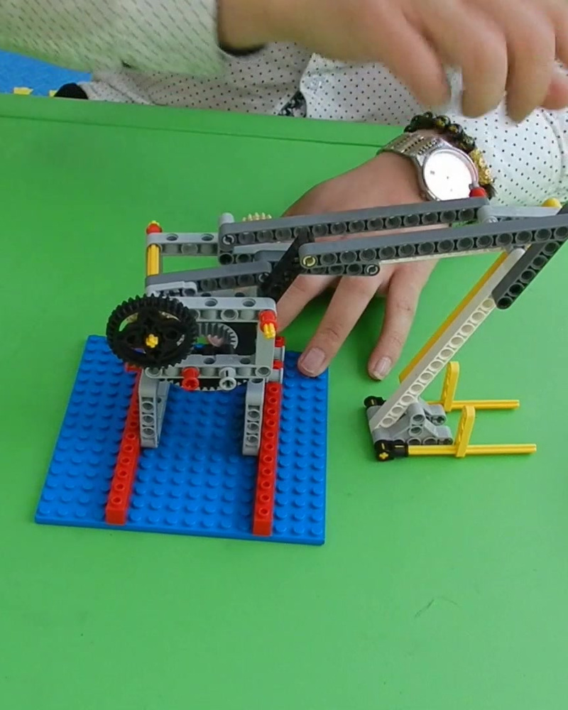 乐高积木做的机械臂,不需要电机,只转动一个齿轮就可以工作