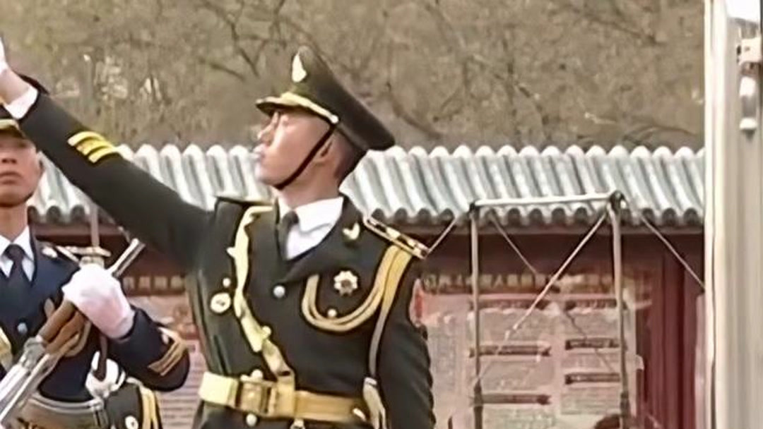 千万次练习,只为国旗抛出瞬间最美的形状