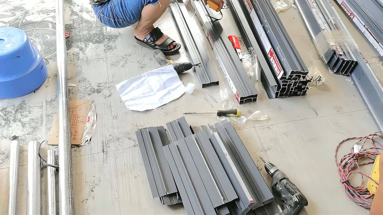 铝合金窗外框组装,中柱用一个小模具钻螺丝孔,有效提高精准度