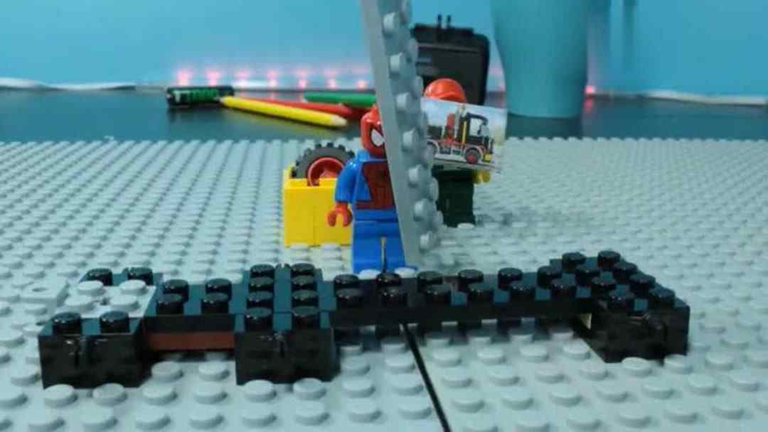 乐高定格动画:超级英雄和蜘蛛侠共同搭建了一辆卡车,酷毙了!