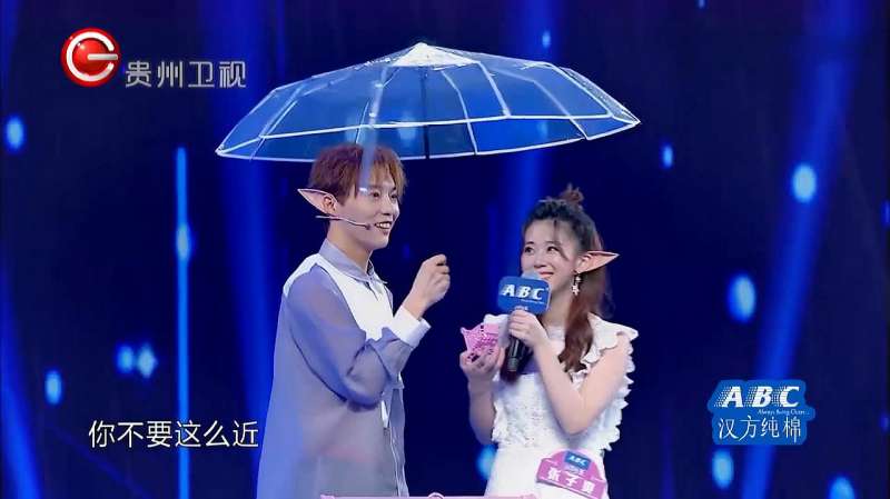 甜软萌妹撑伞表白于伟博,对方收起保护伞目送她离开