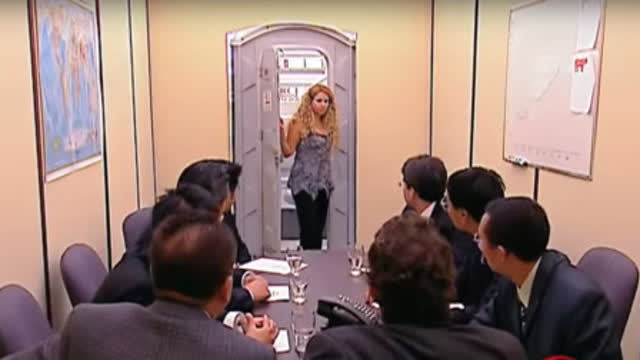 老外恶搞美女,推开厕所门竟是会议室,众人:请开始你的表演!