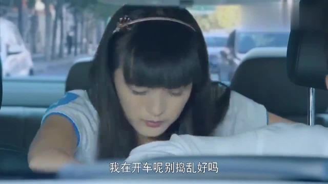 女儿察觉到父亲出轨了,偷偷在父亲的手机上装定位系统,果然!