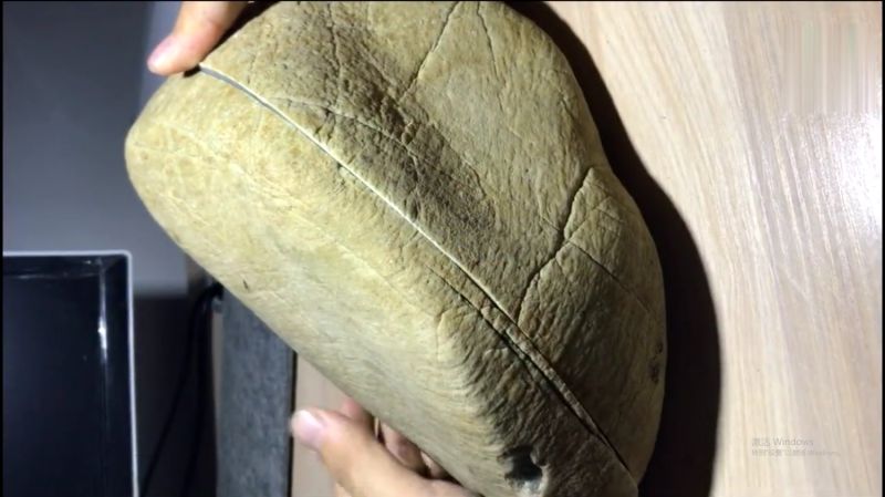 5公斤沙面白雾翡翠原石结果开出了灰底 简直不可思议