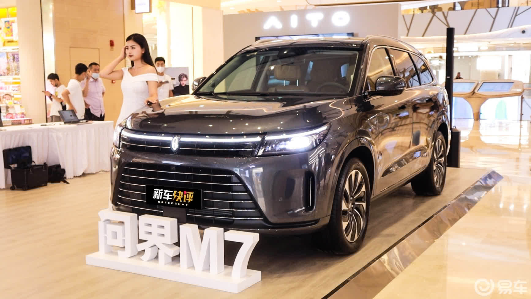 华为旗下首款6座混动SUV到店 媲美百万级内饰 实拍问界M7