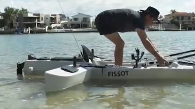 带“翅膀”的电动独木舟,就算有浪都不怕翻,不用划桨的钓鱼神器