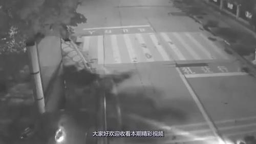 轿车撞死人后,竟将男子拖出数米外驾车逃逸,网友:直接判无期