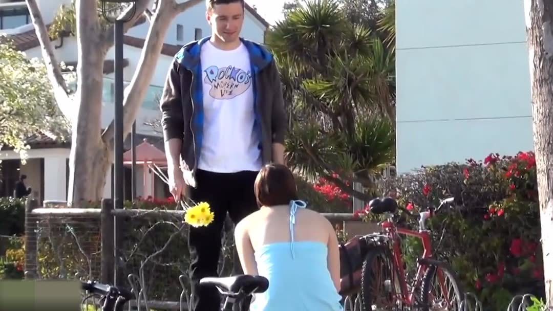 恶作剧:手捧鲜花向陌生美女示爱,你愿意做我的情人吗