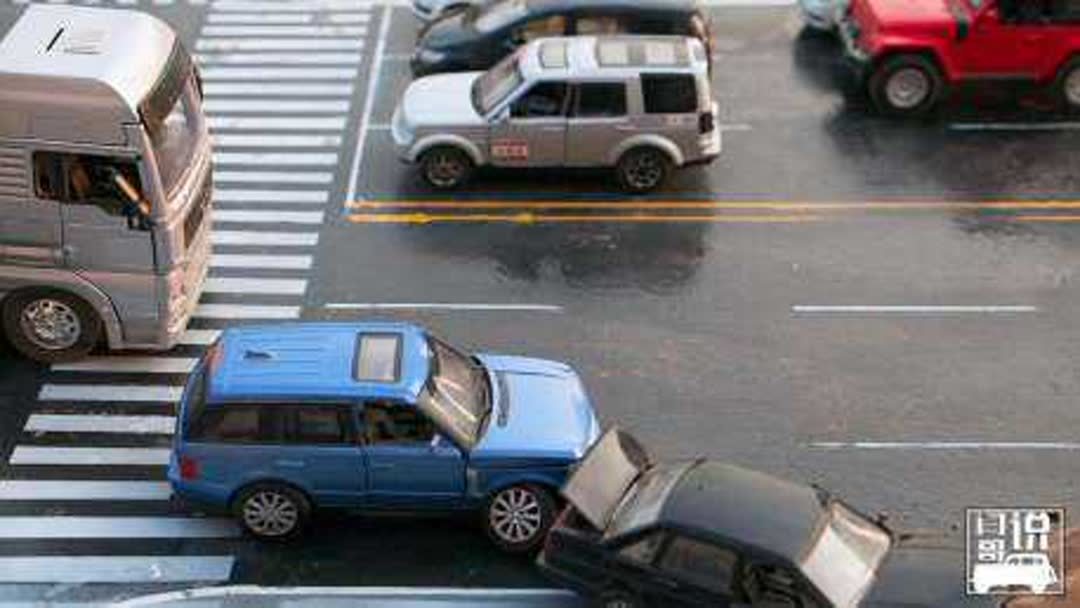 汽车模型:路虎十字路口不按规定行使撞上大众普桑,造成交通事故