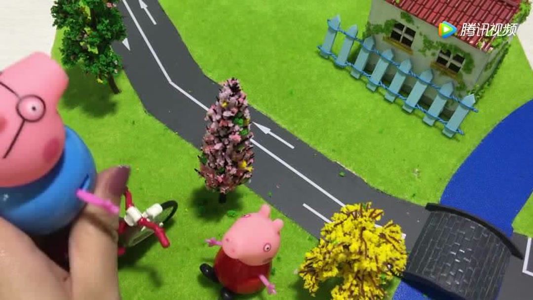 动画片:猪爸爸买了新自行车,带着佩奇去兜风,玩得好开心呀!