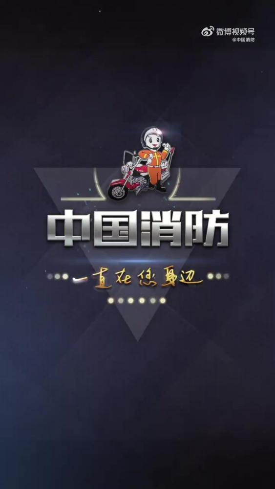 ...司机紧急靠边停车。不一会隧道内就布满浓烟,气味呛鼻,路政部门赶到...