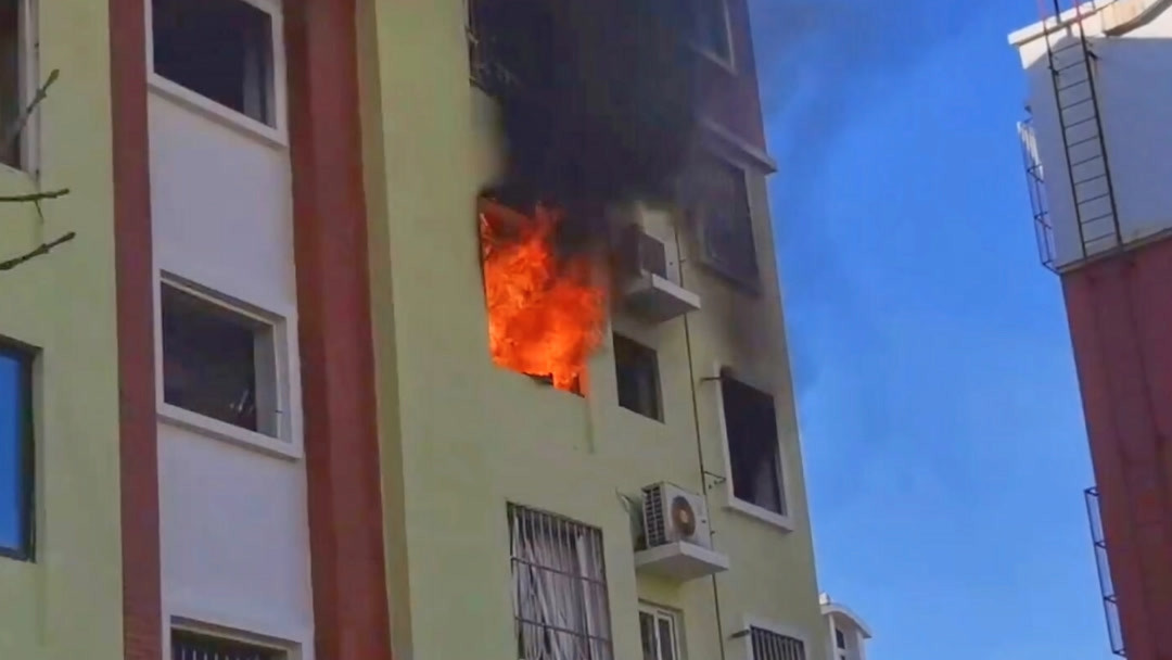 突发!东营一小区发生燃气爆炸 室内冒出黑烟 所幸无人员伤亡