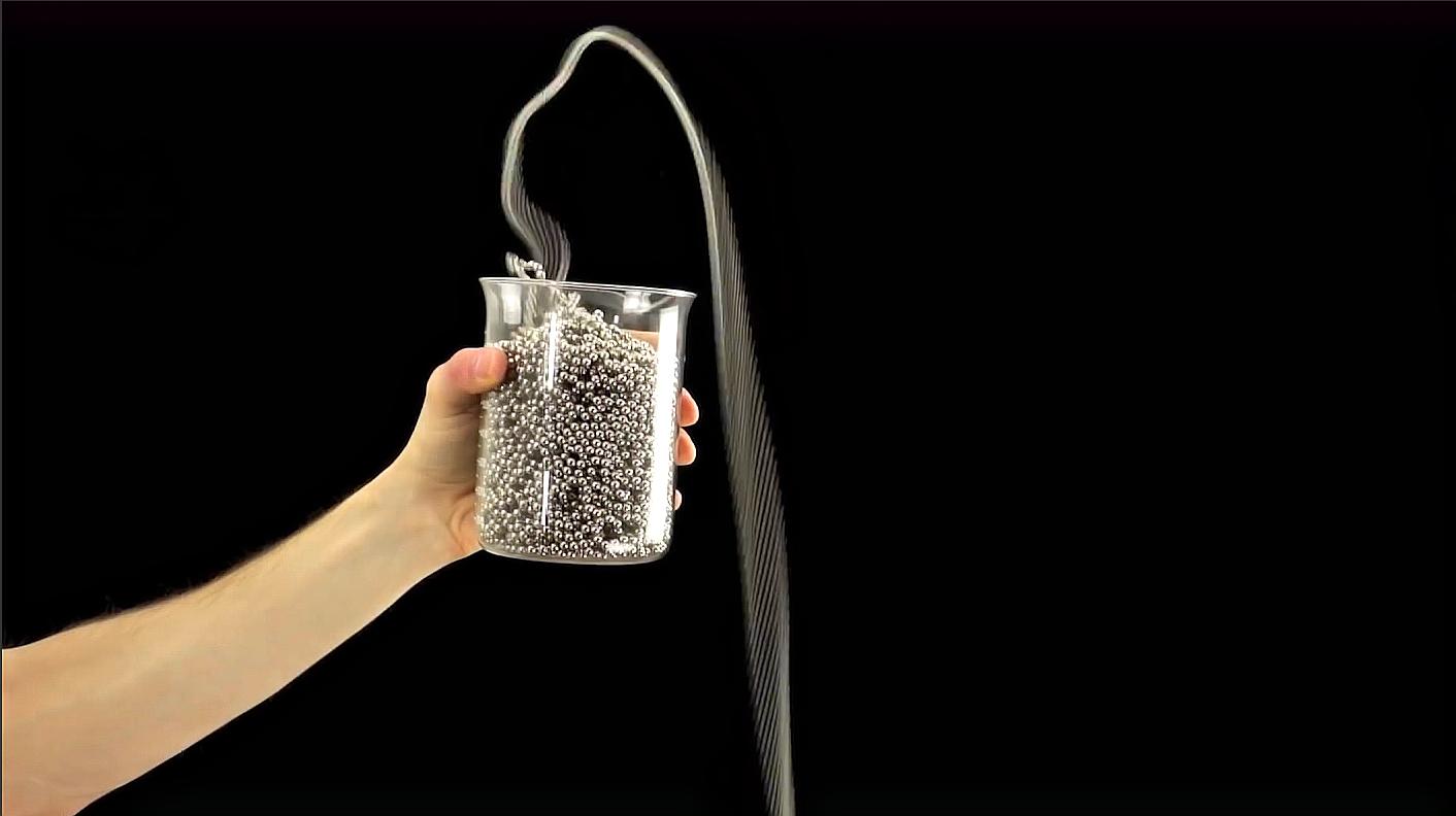 能量守恒是什么?钢珠绳自己也能从杯子中下落,你知道原理吗