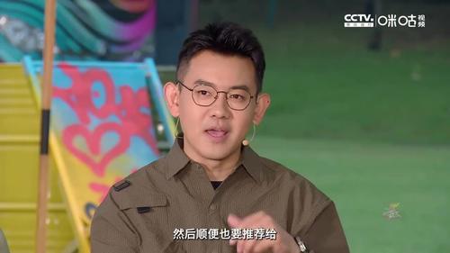 ...赵丽娜 说道小时候在杭州开启足球启蒙集训的过程中,因男足运动员过...