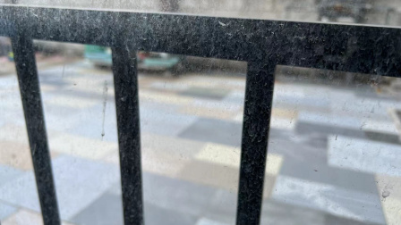擦玻璃千万别用水,家政阿姨教你一招,擦出的玻璃干净透亮不留灰