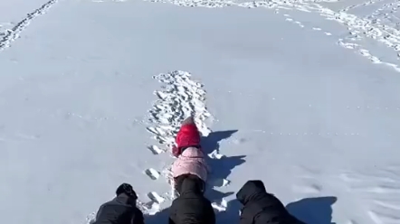 萌娃们在雪地模仿火箭发射过程!小朋友在雪地上爬行模仿火箭发射...