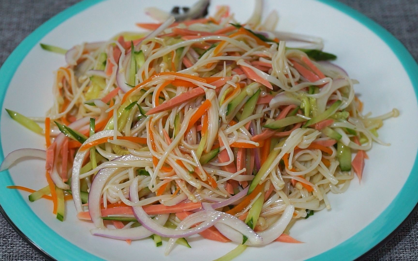 凉拌金针菇要想好吃?料汁是关键,记住这个比例,拌啥凉菜都可以