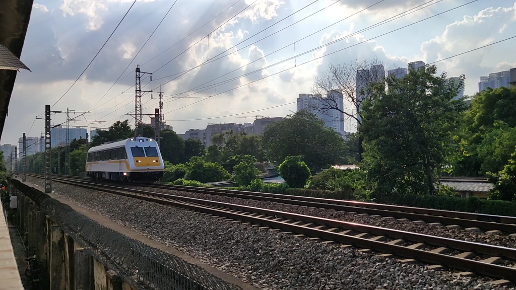 双机位记录综合巡检车上行通过广茂联络线