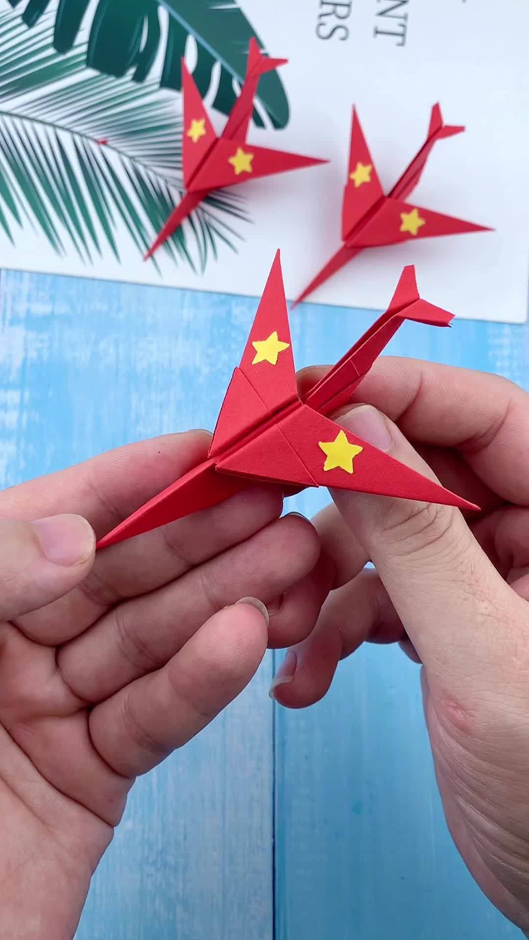 ...的迷你纸飞机折纸教程来啦,快来折一架吧!