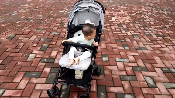 广漂打工者休假带小孩玩