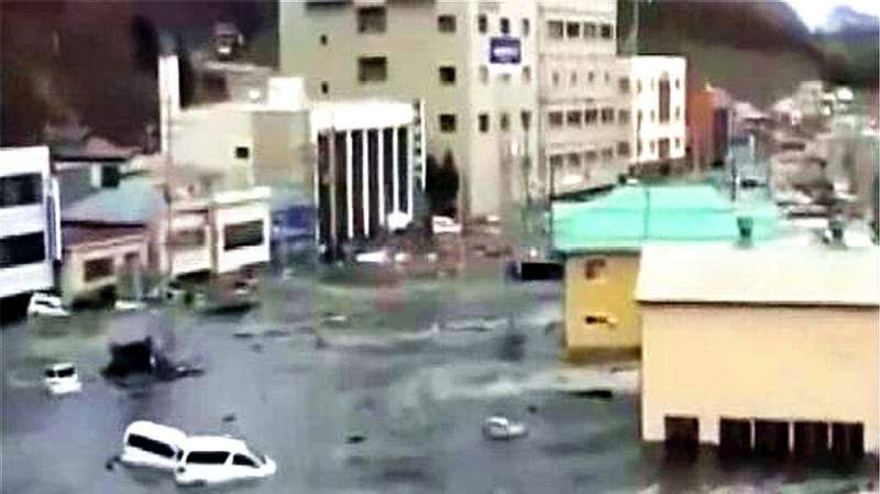 地震竟是这样引发海啸的!40米海浪袭来,破坏和死亡令人难以置信