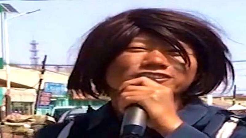 流浪街边的乞丐歌手,在街头实力开唱乞讨,老板竟然做这种事!