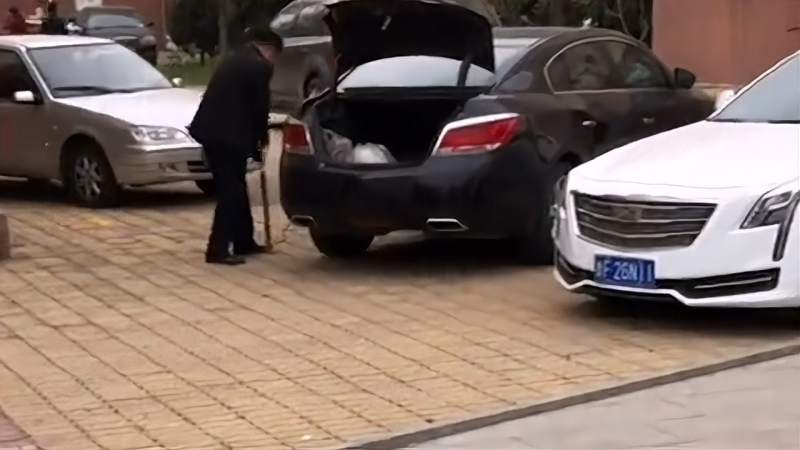 大跌眼镜!山东一大爷竟用打气筒给汽车打气,一番操作看呆网友