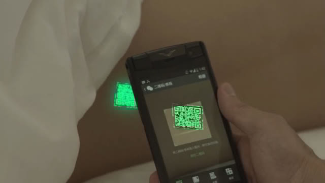 老婆背上有个二维码,小伙用手机扫了扫,却发现惊天秘密!