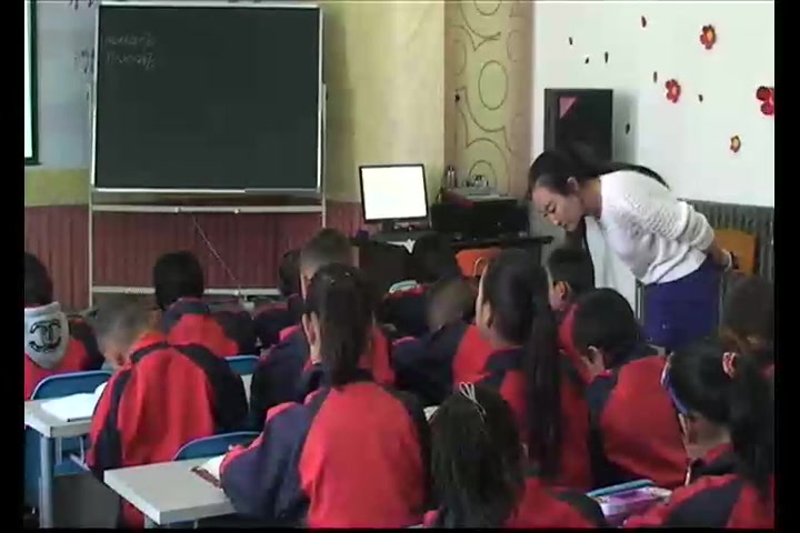 ...小学数学四年级下册《乘法运算定律》-关老师优质课公开课教学视频