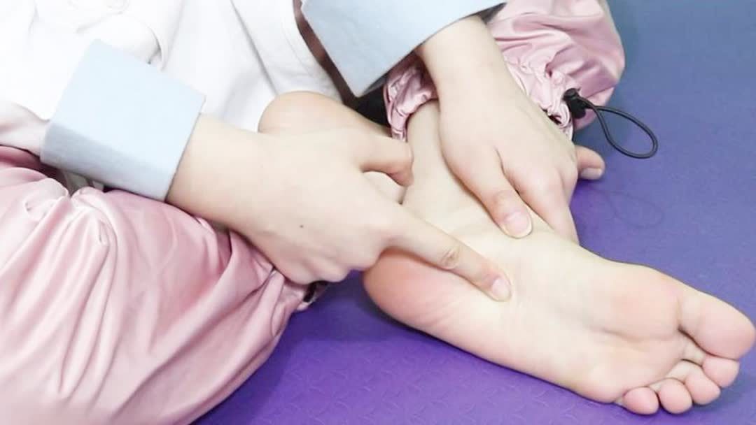 1个脚底反射区,专克痔疮疼痛,睡前按摩3分钟,痔疮不再痛!