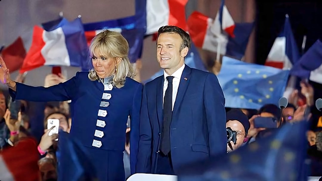 马克龙发表胜选演讲 【马克龙连任法国总统 埃菲尔铁塔前激动发表胜...