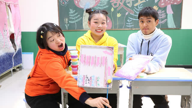 无敌用纸板自制"弹跳滑滑梯",同学们争着来玩,无硼砂