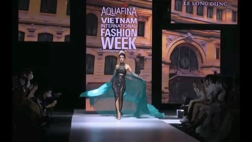 越南超模晚礼走秀不一样的表演台风#模特走秀 #穿出自己的风格