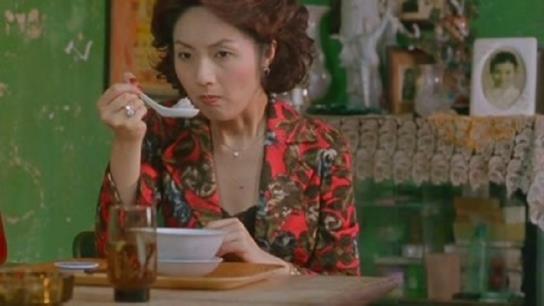 过气女明星,为挽回丈夫的心,竟吃"人肉"美容