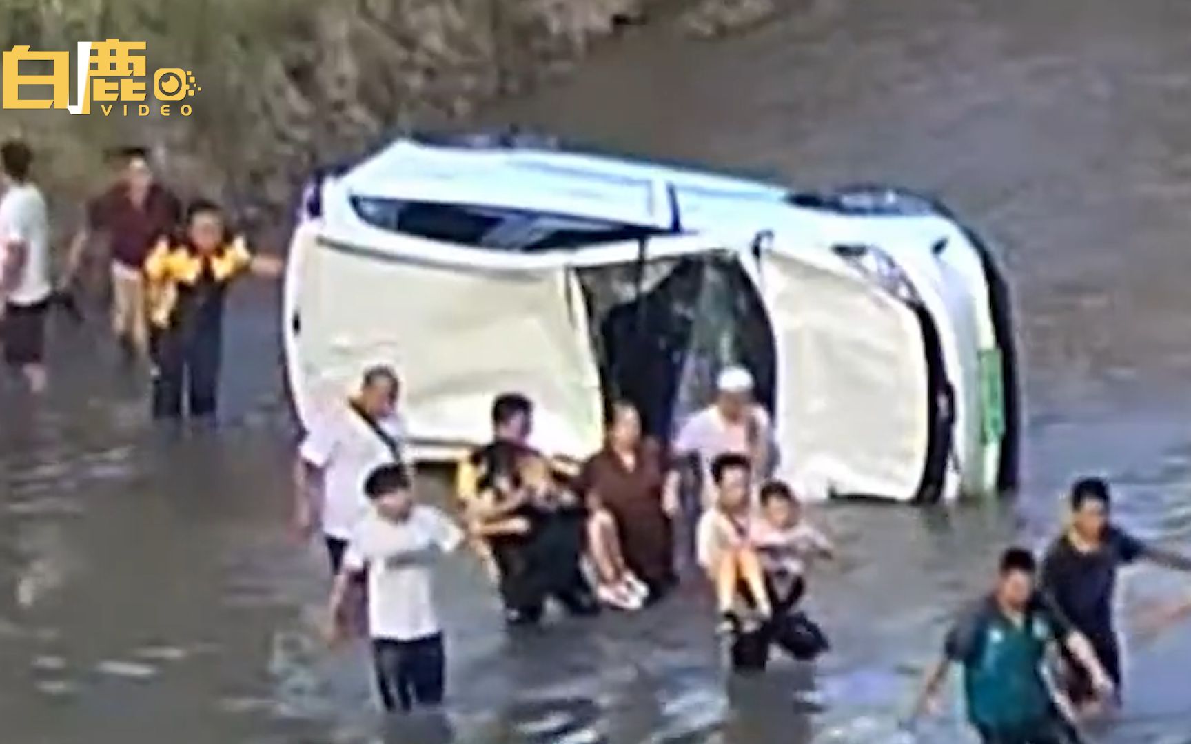 20余位市民跳河救落水小车获奖万元 短短3分钟跳入翻转车辆救出