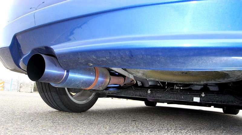 排气管内部有黑炭 是烧机油吗?