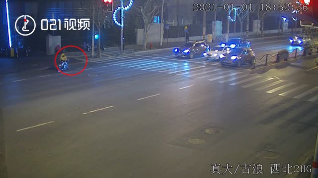 外卖员看手机闯红灯致行人死亡,交警:骑手负全责