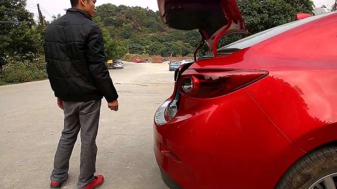 昂克赛拉后备箱液压撑杆安装方法教程