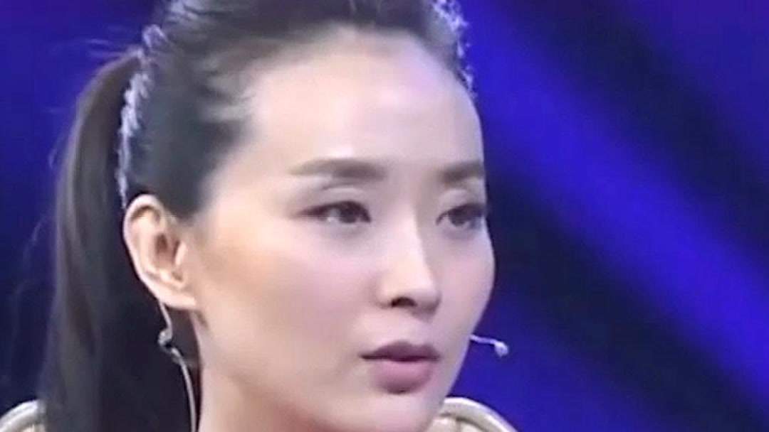 曾因《还珠格格》走红,嫁给富豪只比继子大八岁,豪宅与故宫为邻