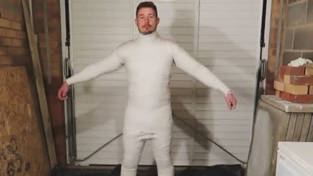 全身绑满石膏会怎么样?看外国小哥体验,躺下就起不来了!