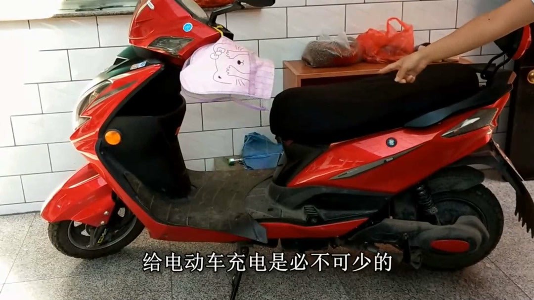 电动车充电,先插电池插口还是电源插座,别忽略细节,后果很严重