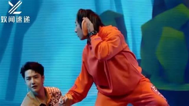 《街舞4》王一博被神秘人"扛"走,网友懵圈了,粉丝八倍镜找人