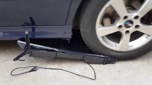 牛人用汽车碾压显示器、巧克力、啤酒糖,挺过瘾的,请勿轻易模仿!