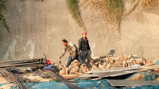 在工地像这样的工人,不戴安全帽罚款200元,你们感觉多吗?